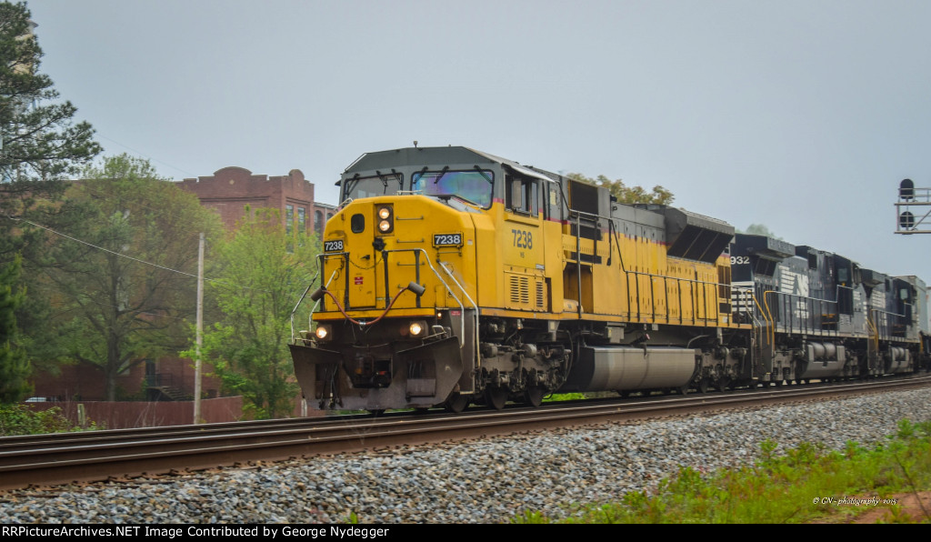 NS 7238 / SD9043MAC is leading an Intermodal train